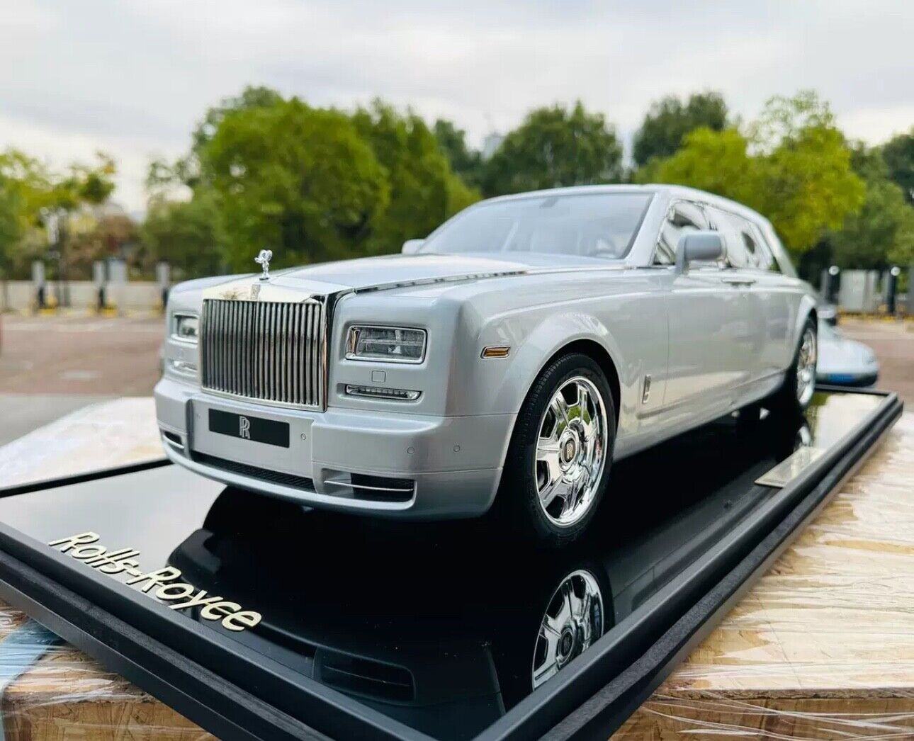 Rolls-Royce Phantom (Silver) [Custom Made] 1:8 scale – Collectors Cartel