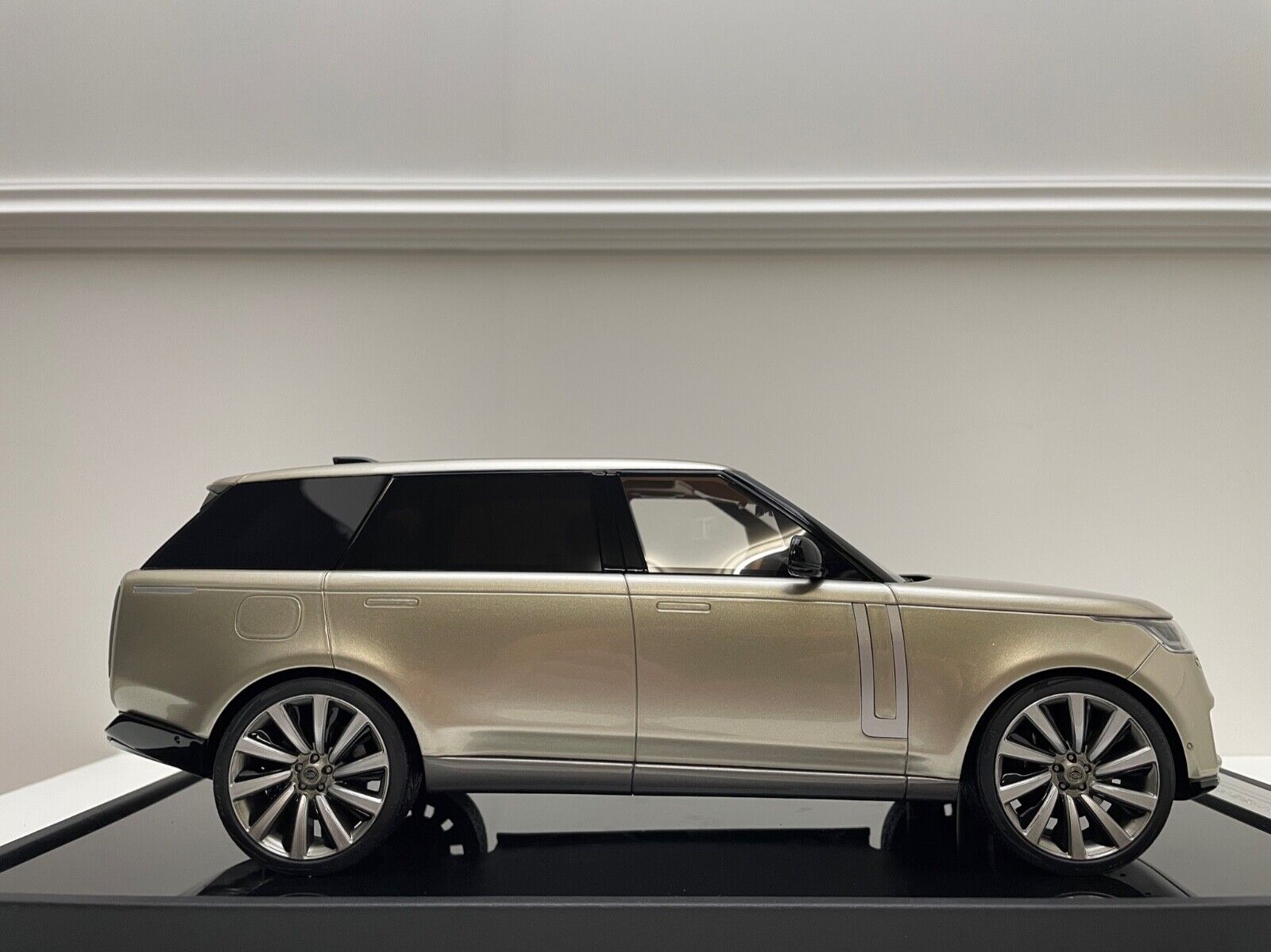 Range Rover Autobiography (Champagne Gold) [Motorhelix] 1/18 scale ...