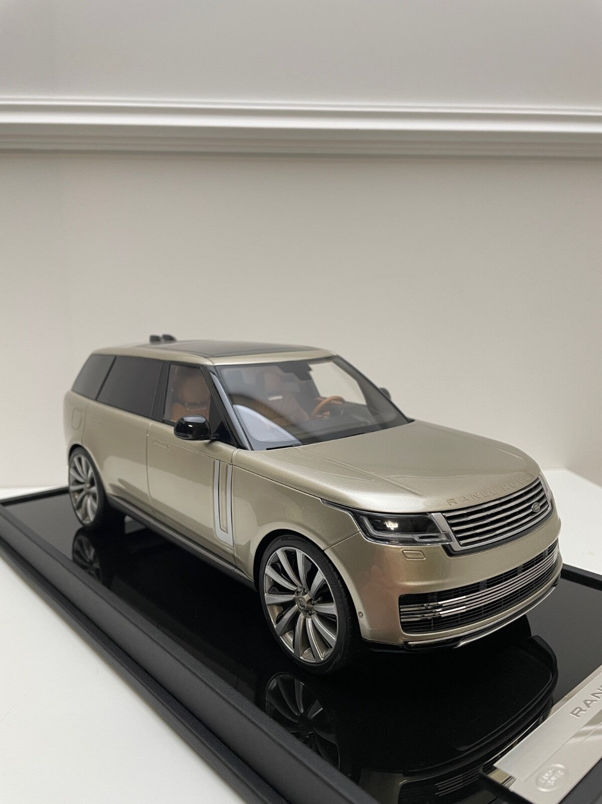 Range Rover Autobiography (Champagne Gold) [Motorhelix] 1/18 scale ...