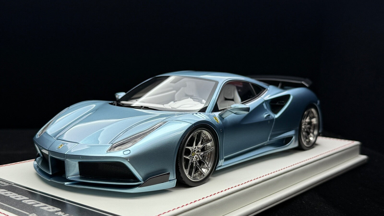 Ferrari 488 GTB N-LARGO NOVITEC (Ice Blue) [Davis & Giovanni] 1:18 1 O ...
